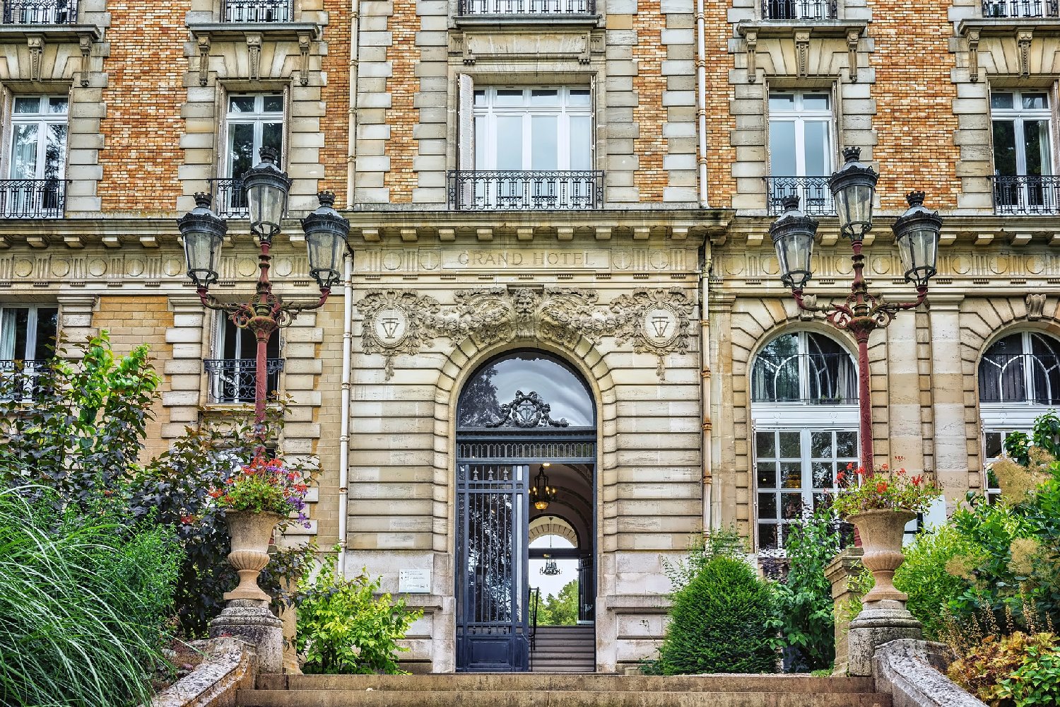 Luxury Hotel Experience: Behind the Scenes of Luxury Travel